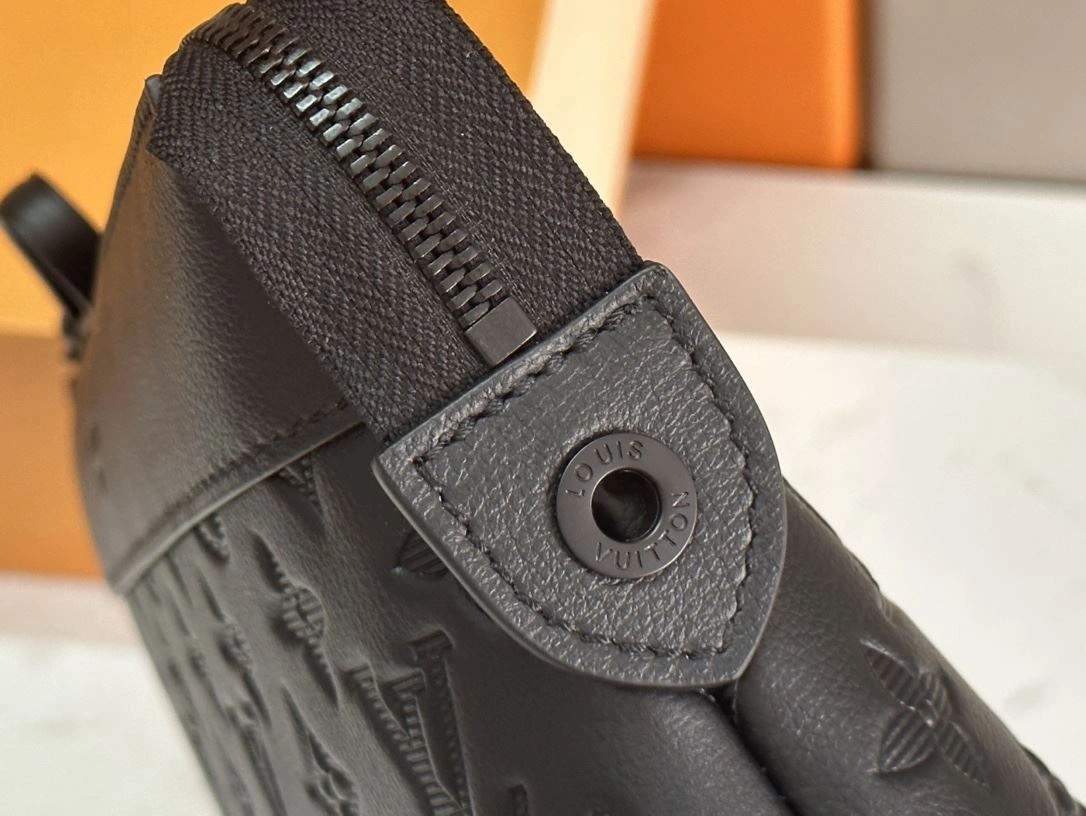 Accurate model Mens Louis Vuitton Clutch Bags
