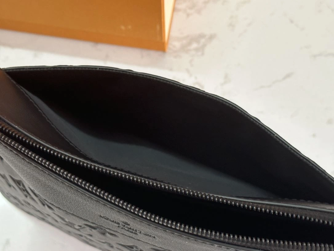 Accurate model Mens Louis Vuitton Clutch Bags