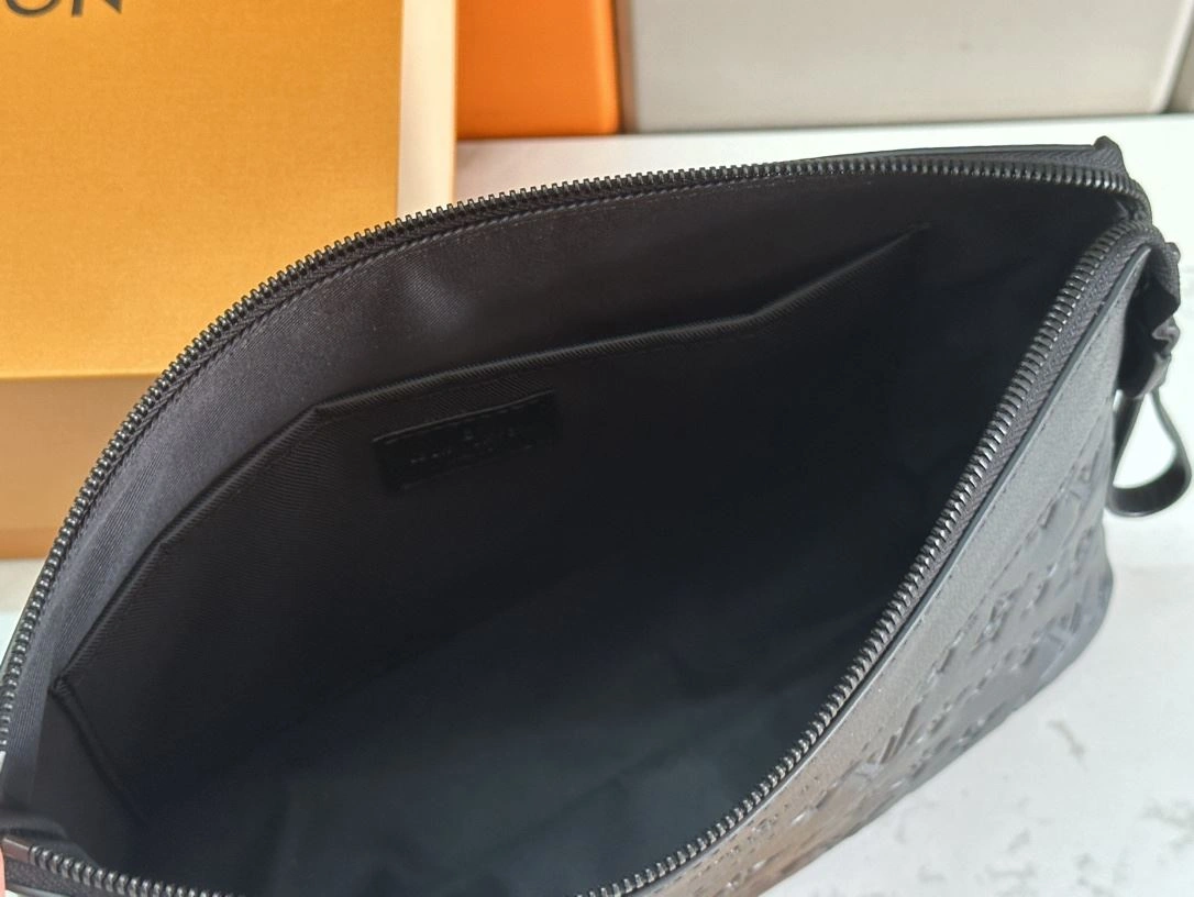 Accurate model Mens Louis Vuitton Clutch Bags