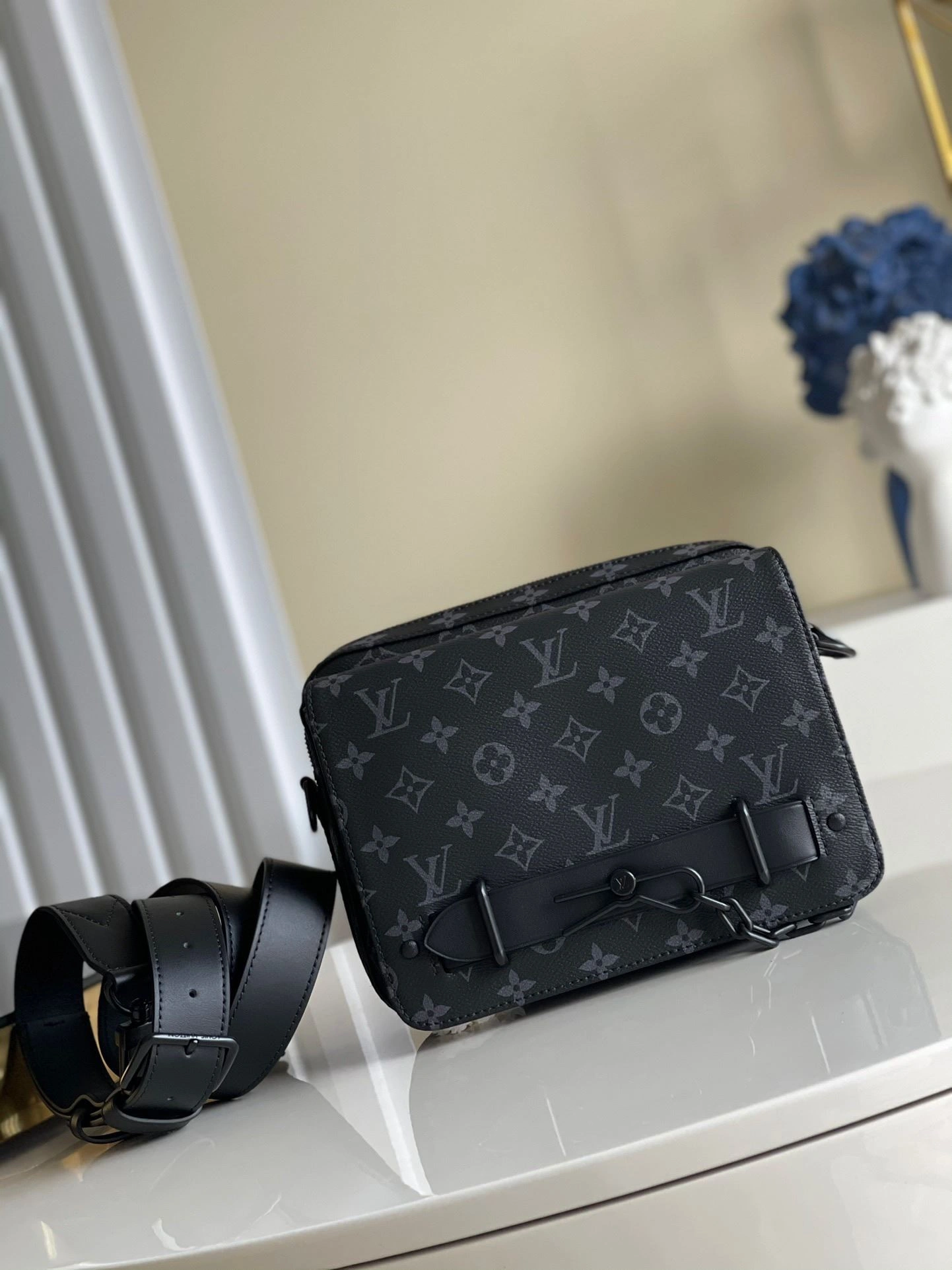 Accurate model Mens Louis Vuitton Satchel Bags