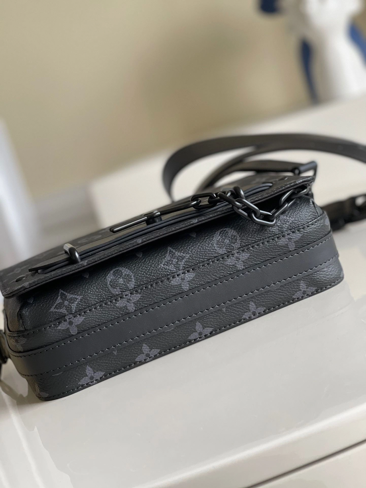 Accurate model Mens Louis Vuitton Satchel Bags
