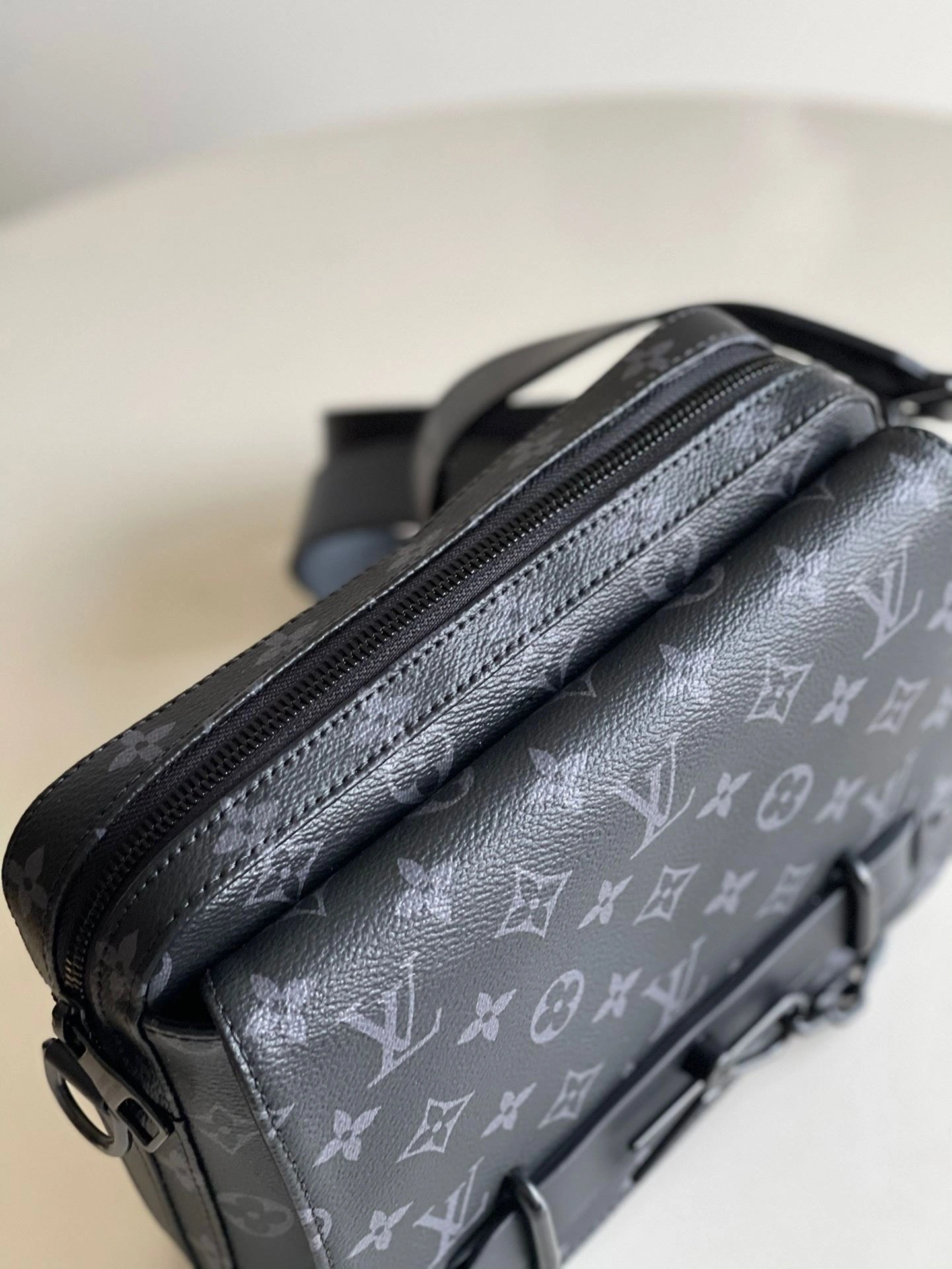 Accurate model Mens Louis Vuitton Satchel Bags