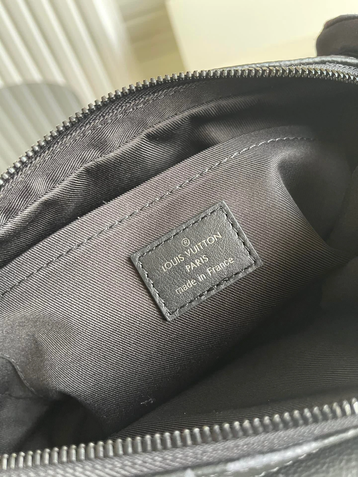 Accurate model Mens Louis Vuitton Satchel Bags