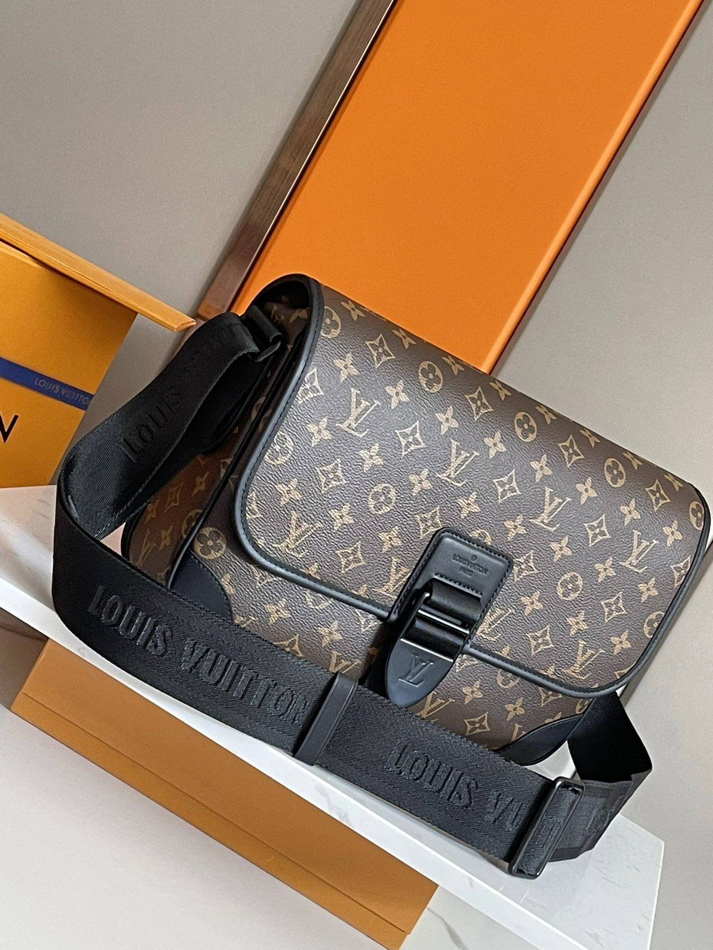 Inexpensive Mens Louis Vuitton Satchel Bags