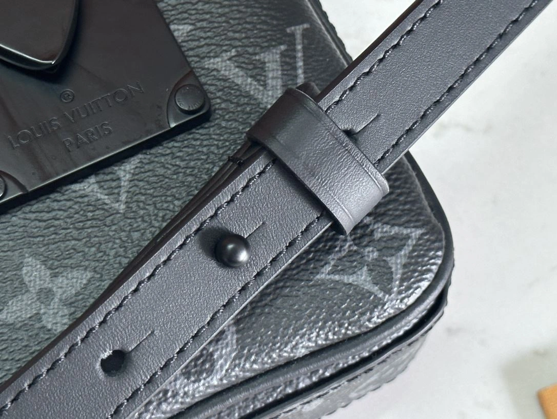 Exact replica Mens Louis Vuitton Satchel Bags
