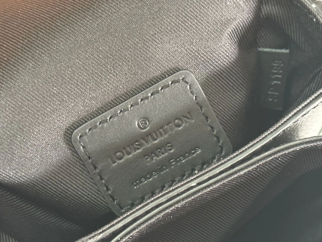 Exact replica Mens Louis Vuitton Satchel Bags
