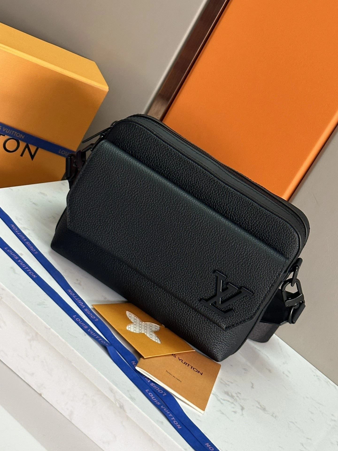 Accurate model Mens Louis Vuitton Satchel Bags