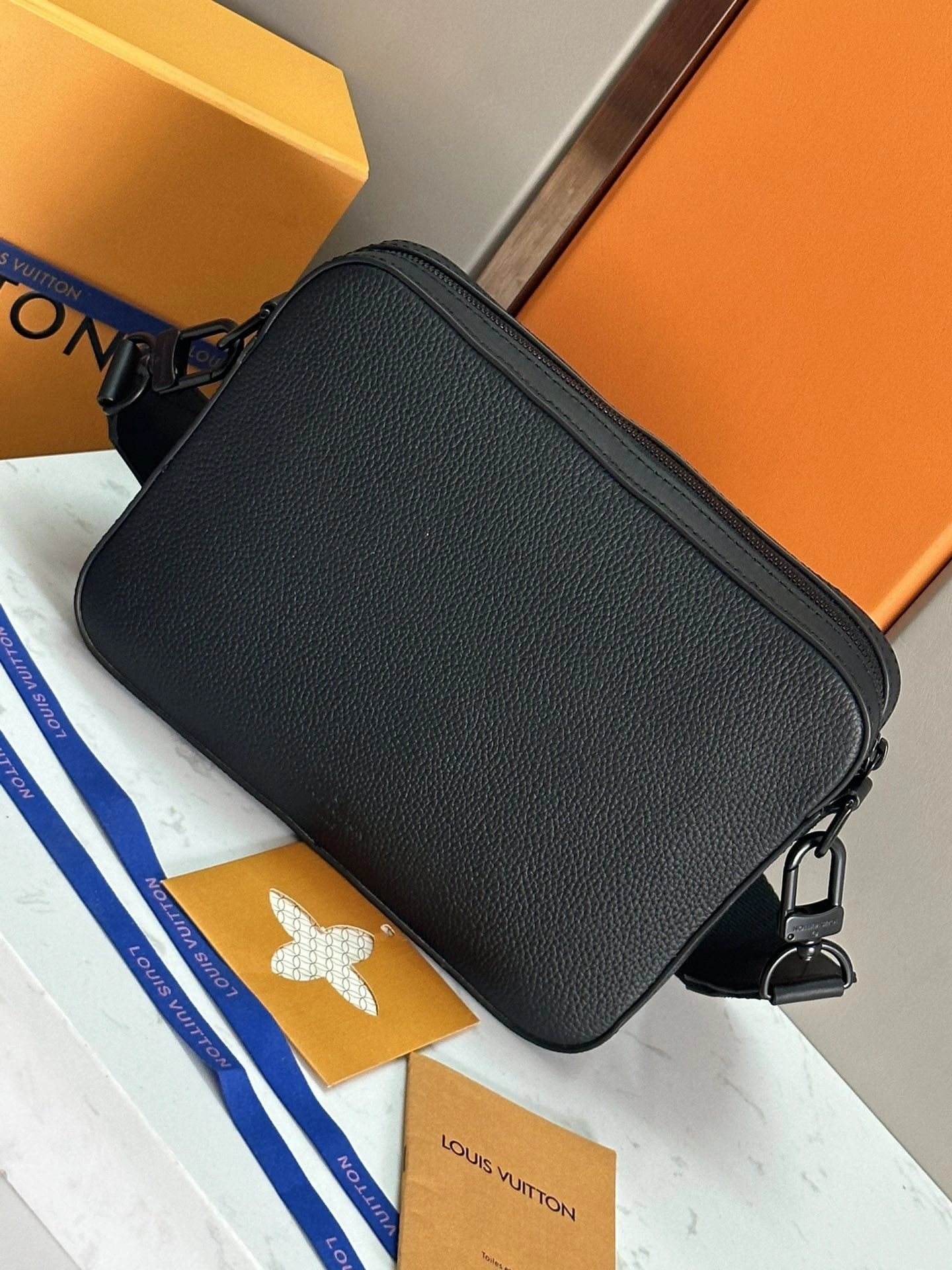Accurate model Mens Louis Vuitton Satchel Bags