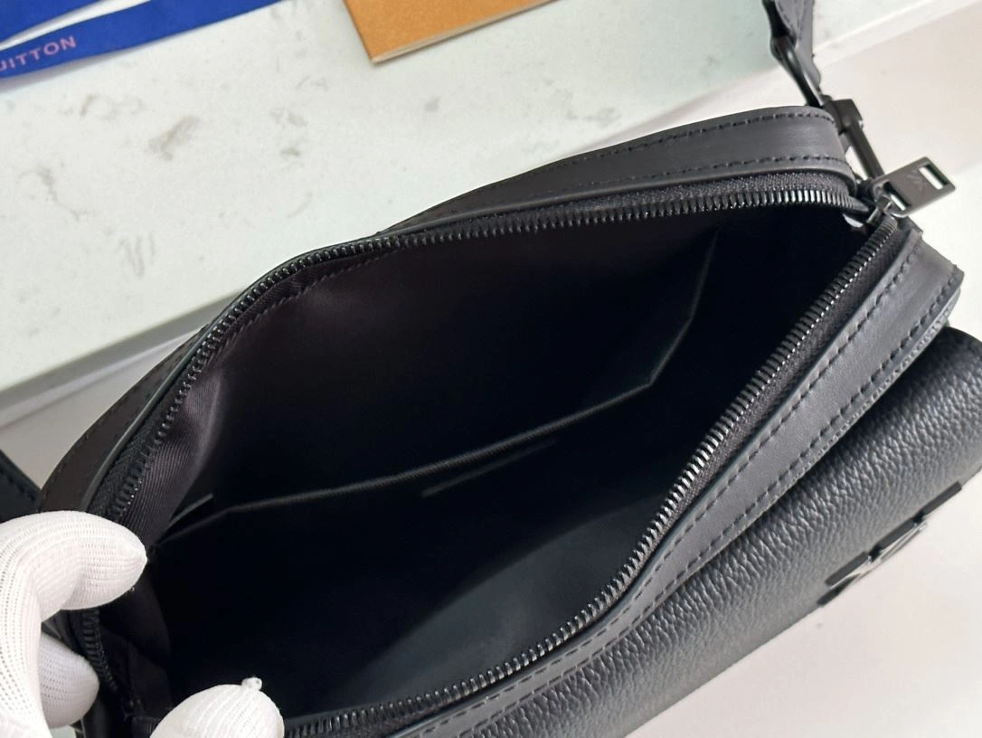 Accurate model Mens Louis Vuitton Satchel Bags