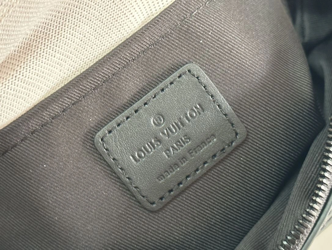 Accurate model Mens Louis Vuitton Satchel Bags