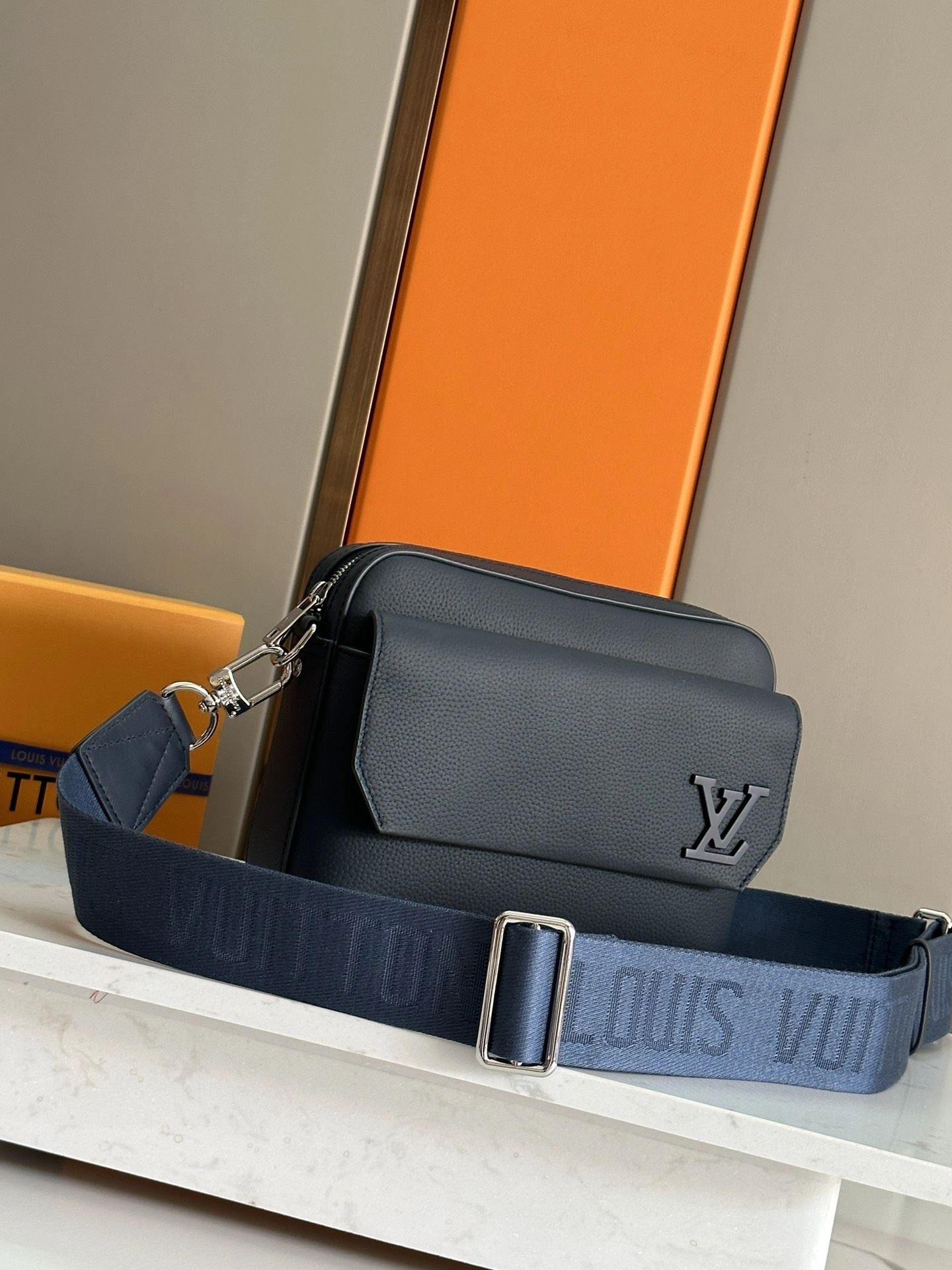 Indistinguishable Mens Louis Vuitton Satchel Bags