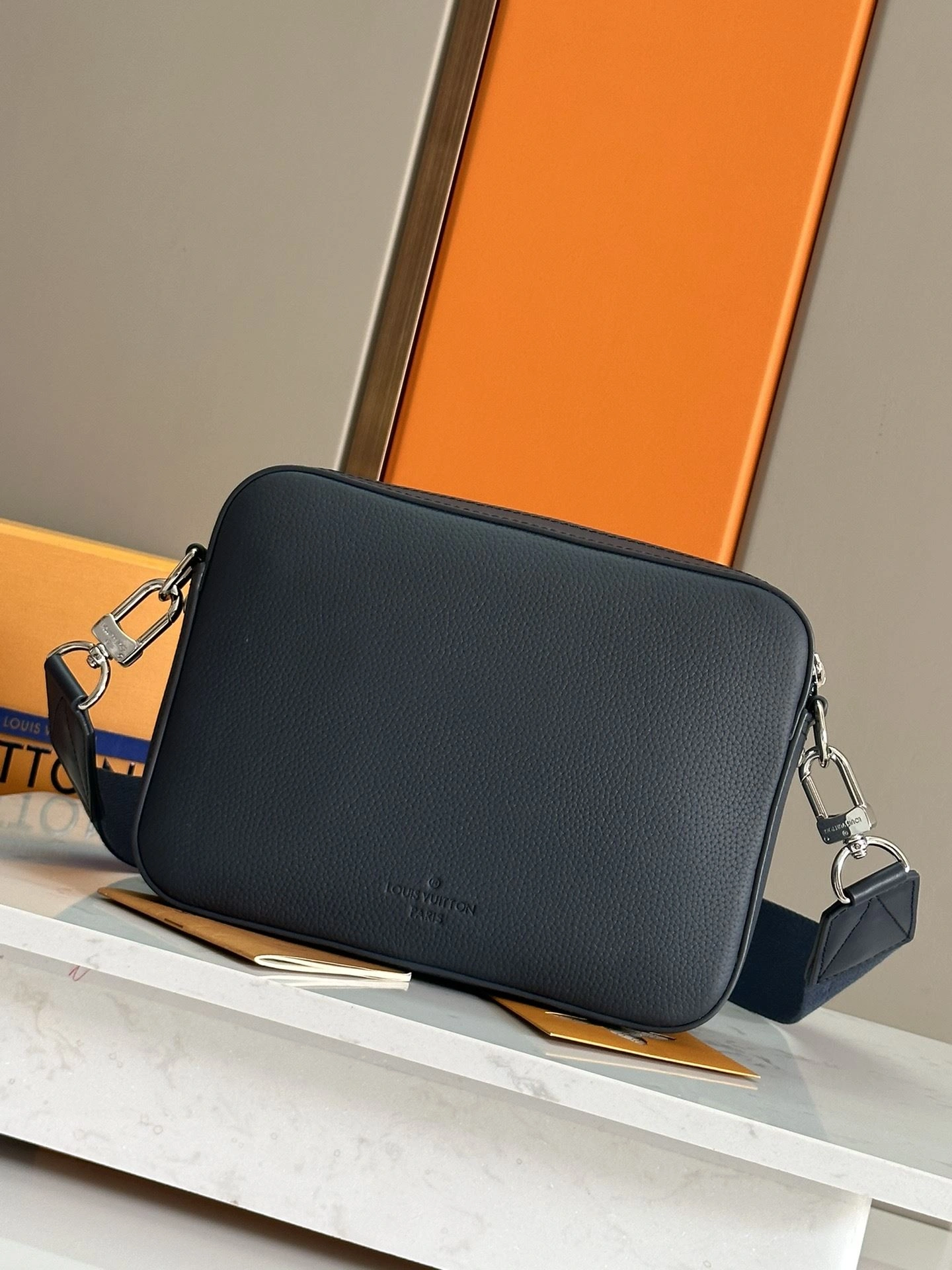 Indistinguishable Mens Louis Vuitton Satchel Bags