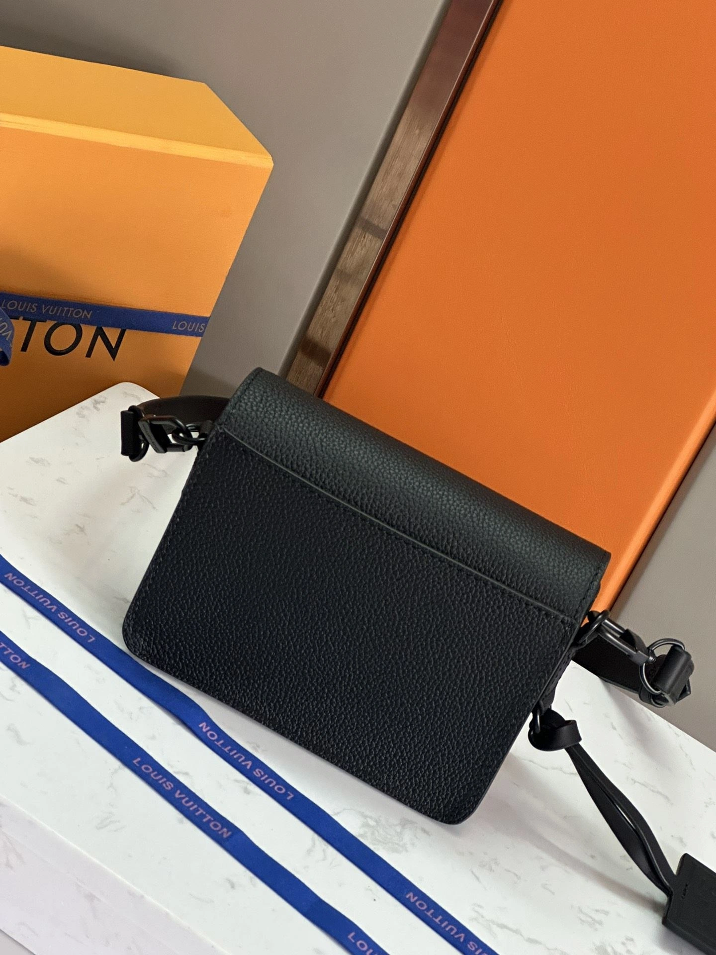Accurate model Mens Louis Vuitton Satchel Bags