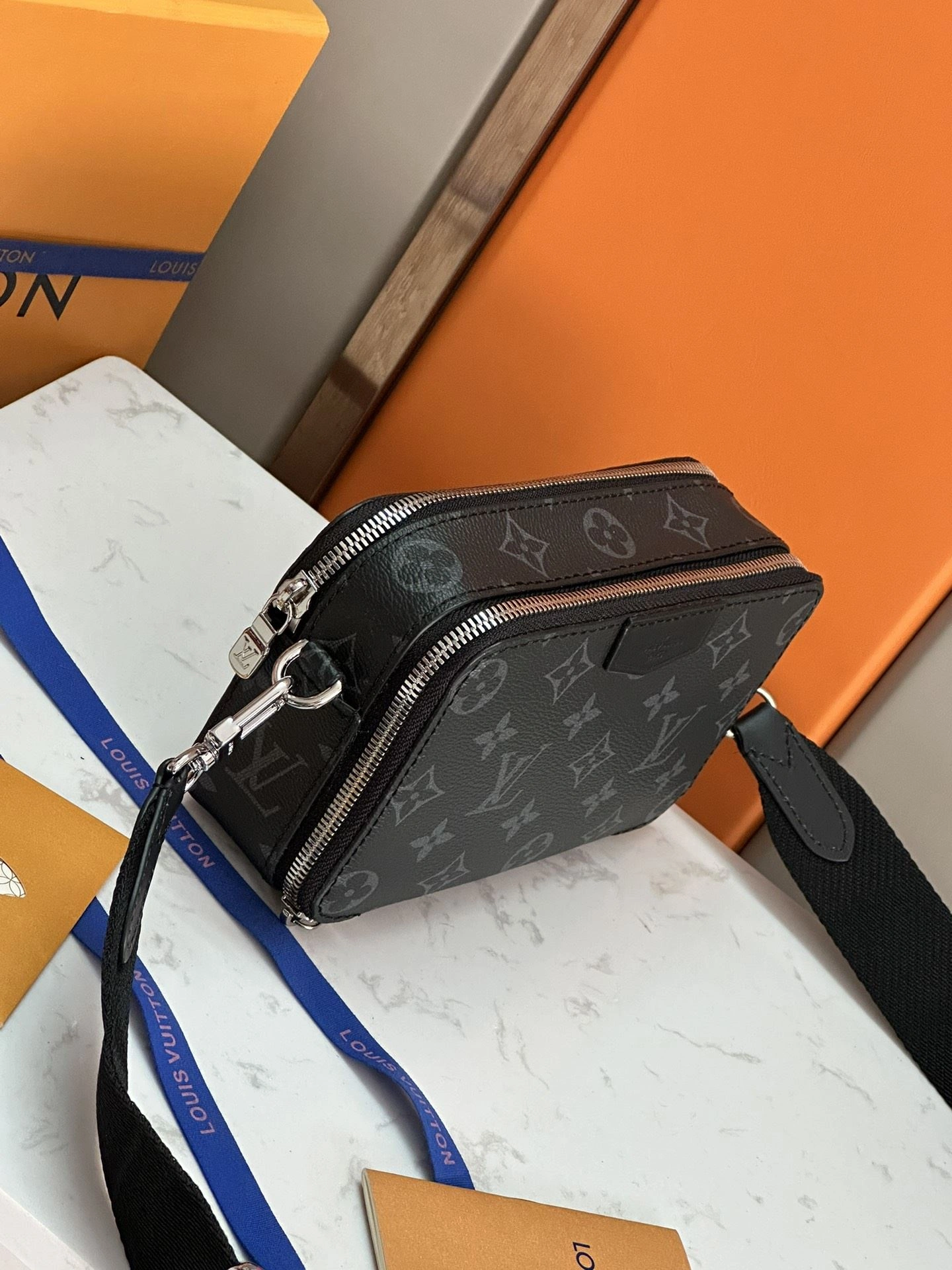 Exact replica Mens Louis Vuitton Satchel Bags