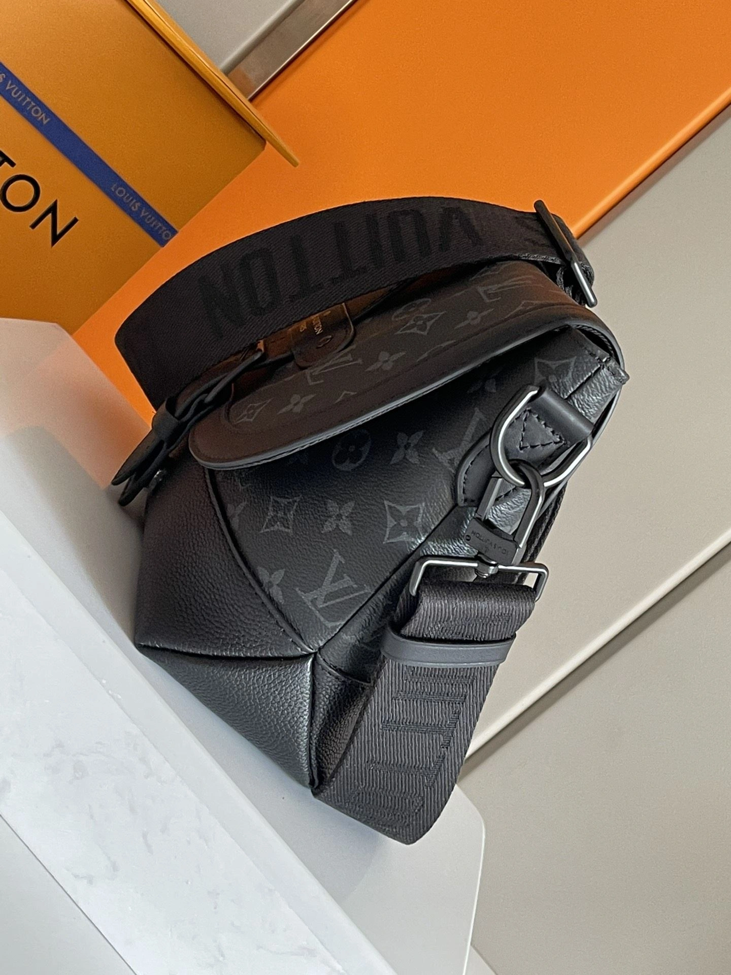 Exact replica Mens Louis Vuitton Satchel Bags