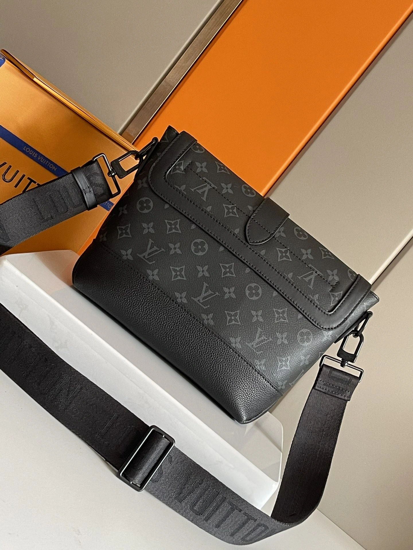 Exact replica Mens Louis Vuitton Satchel Bags