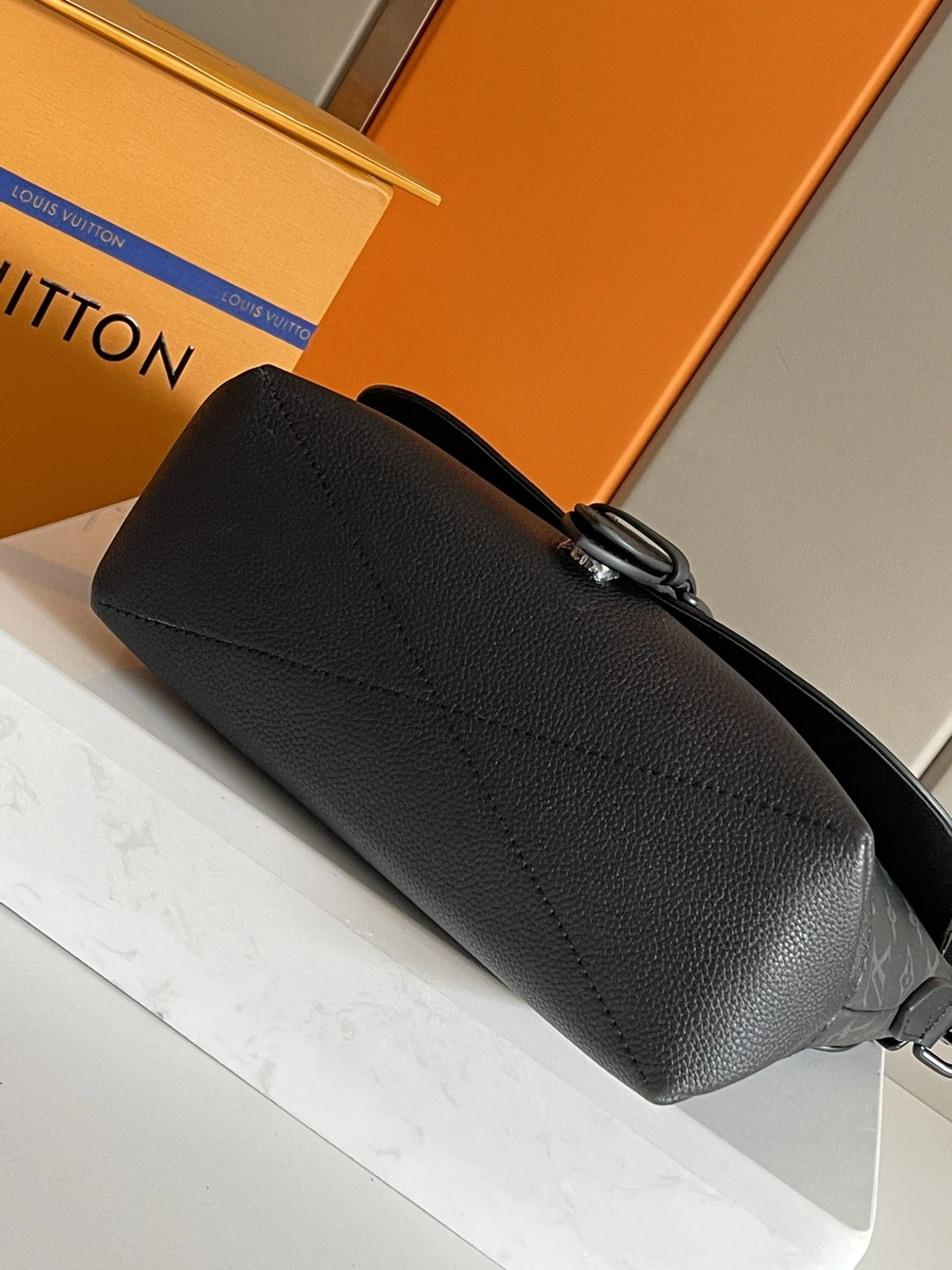 Exact replica Mens Louis Vuitton Satchel Bags