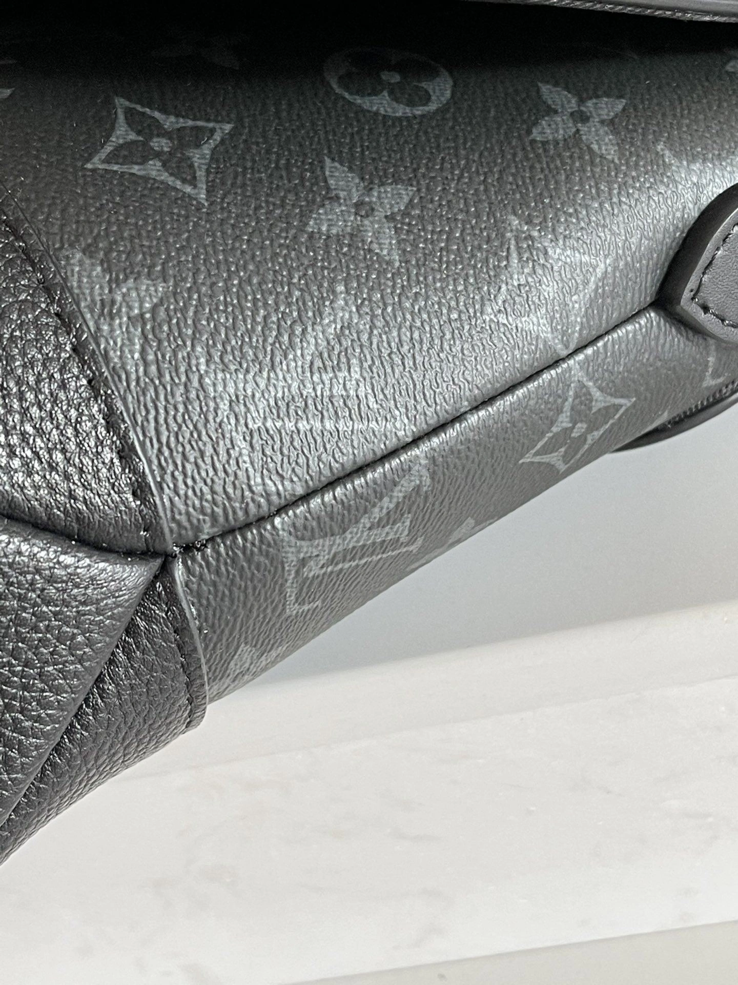 Exact replica Mens Louis Vuitton Satchel Bags