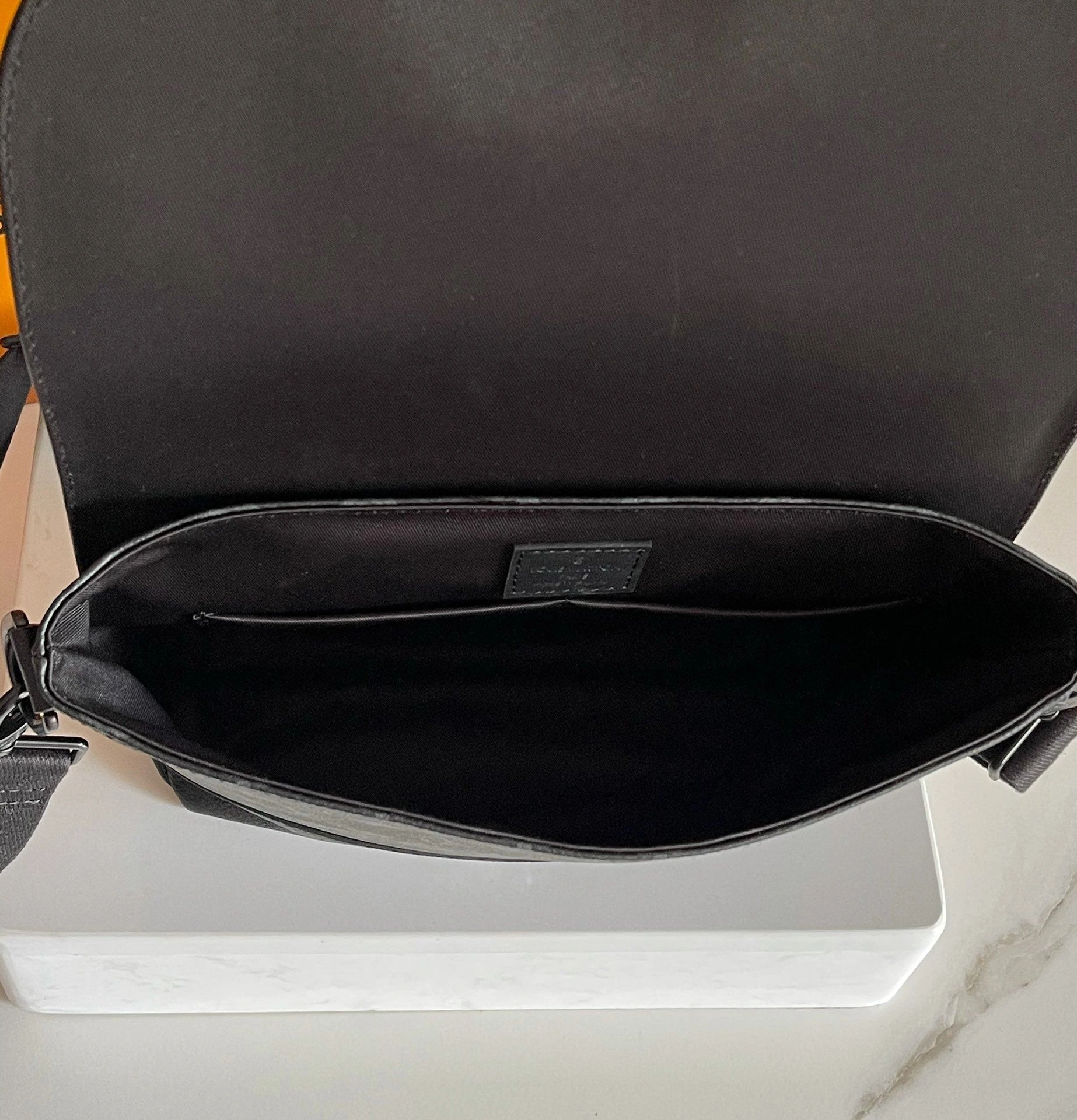 Exact replica Mens Louis Vuitton Satchel Bags