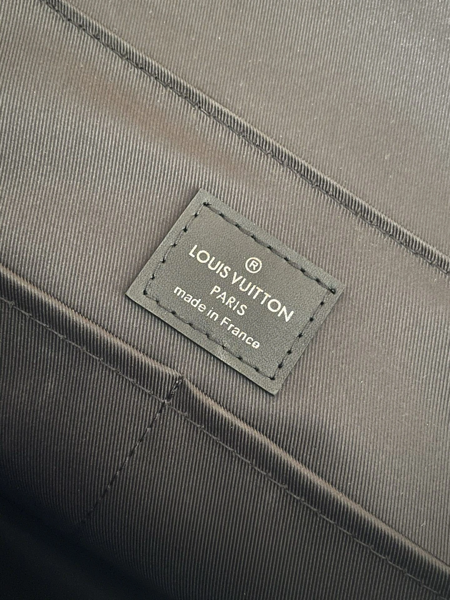 Exact replica Mens Louis Vuitton Satchel Bags