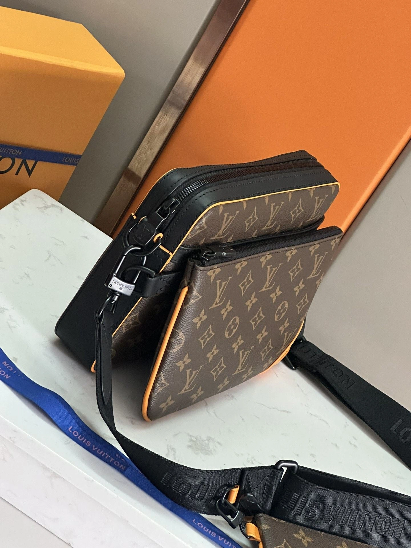 Mirror quality Mens Louis Vuitton Satchel Bags