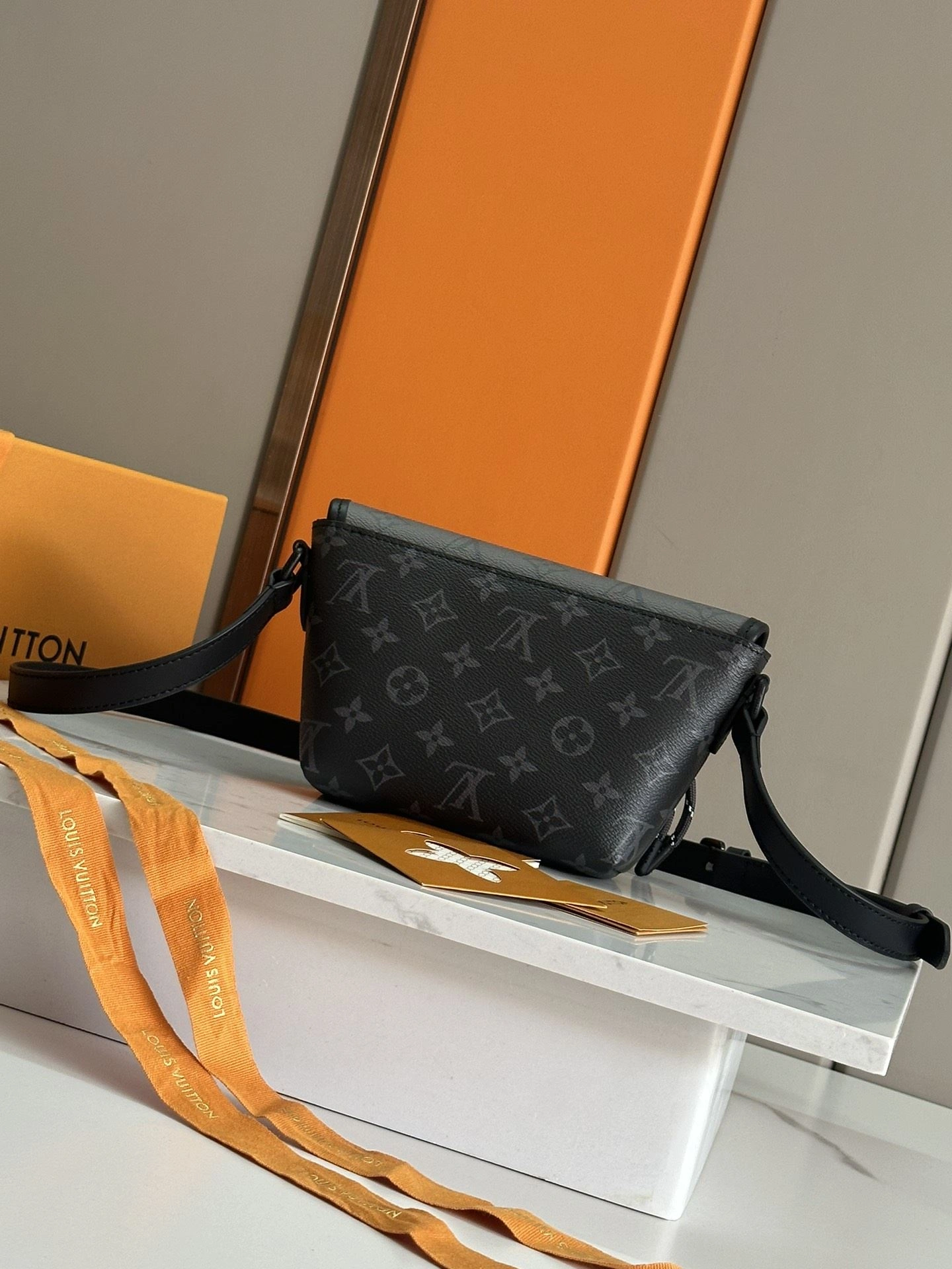 Exact replica Mens Louis Vuitton Satchel Bags
