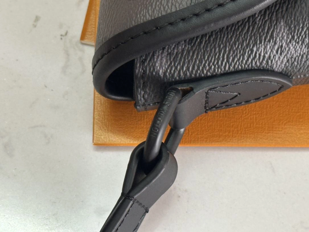 Exact replica Mens Louis Vuitton Satchel Bags
