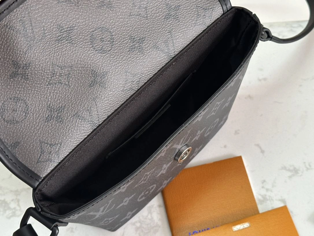 Exact replica Mens Louis Vuitton Satchel Bags