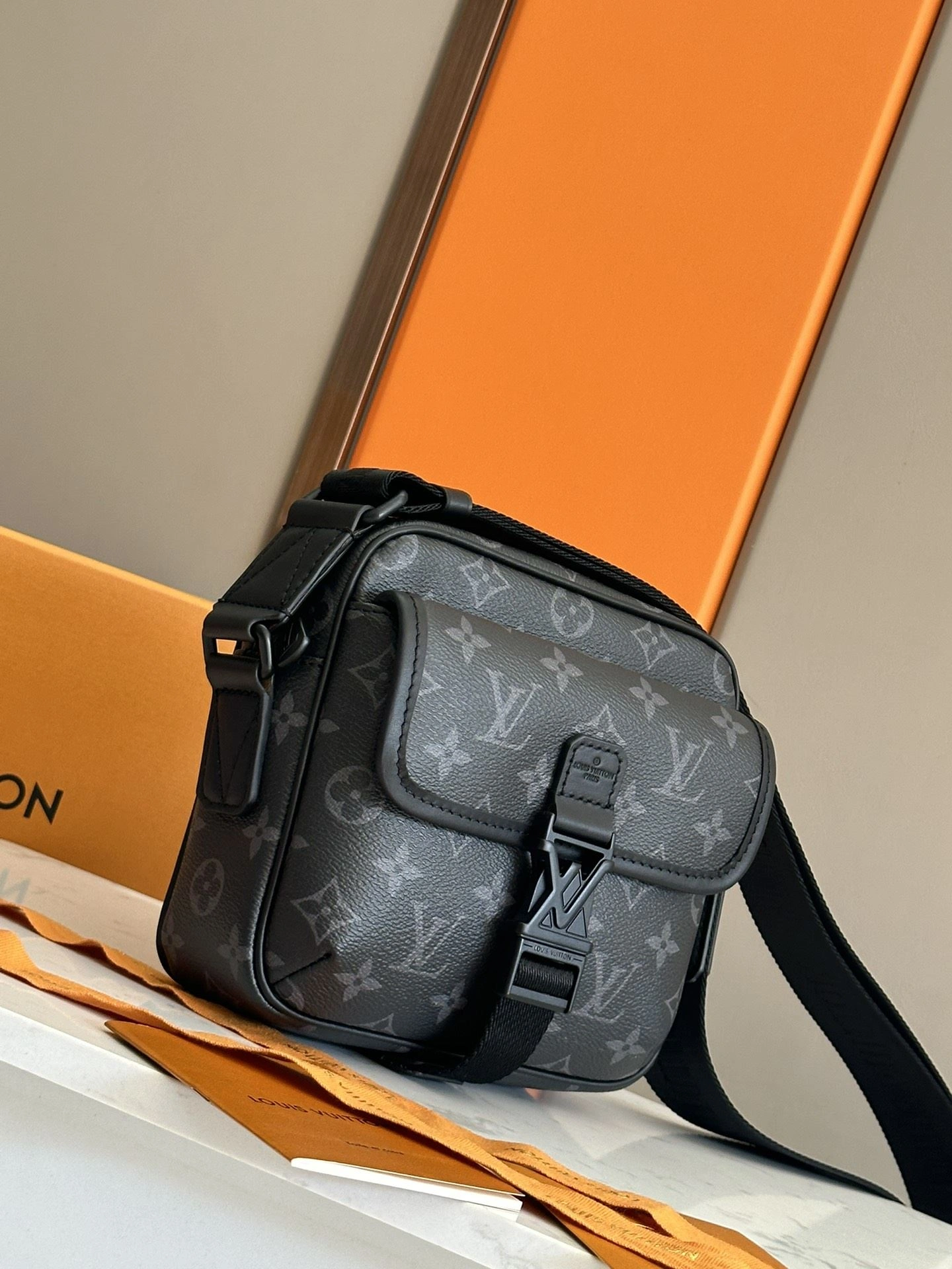 Perfect replica Mens Louis Vuitton Satchel Bags