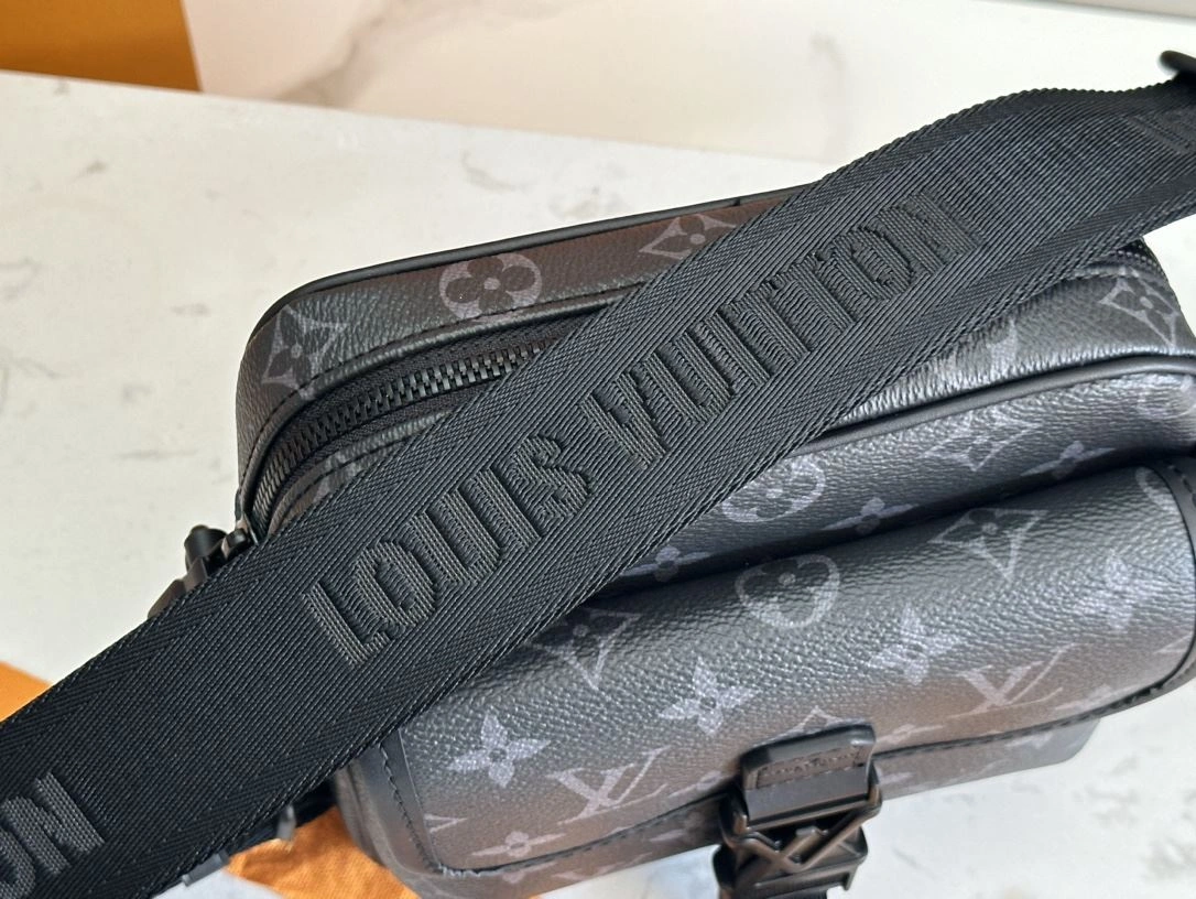Perfect replica Mens Louis Vuitton Satchel Bags