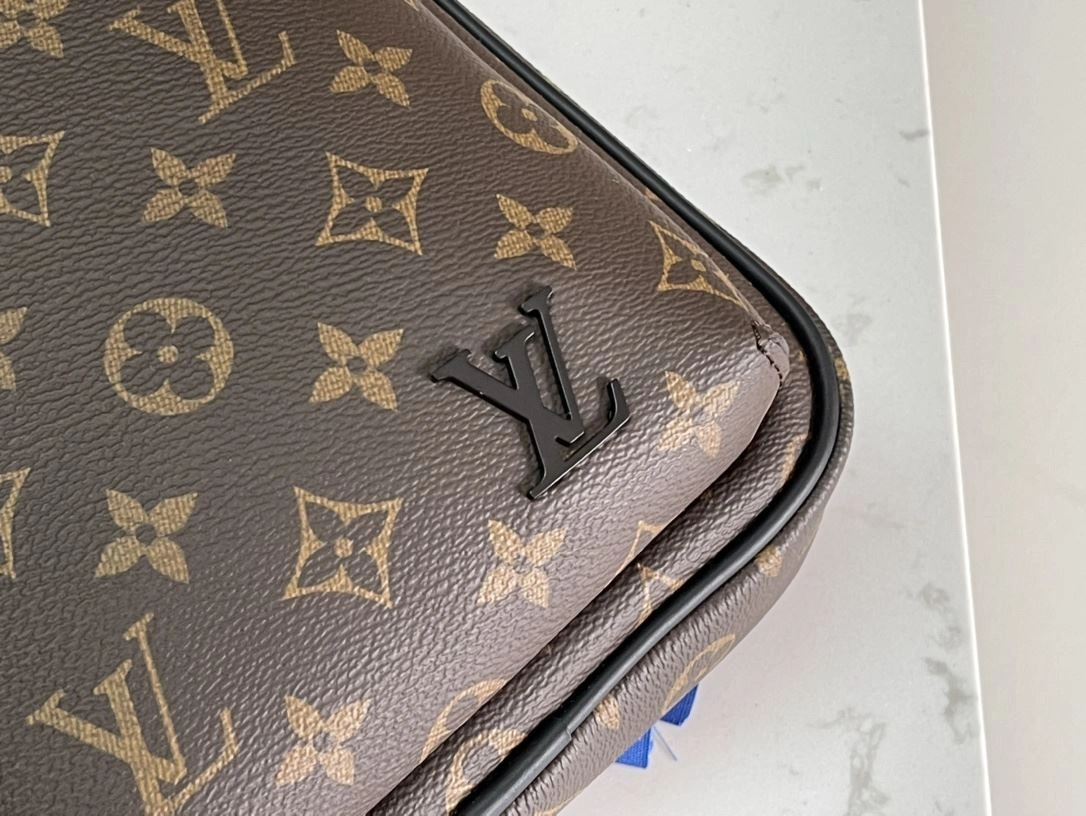 Accurate model Mens Louis Vuitton Waist Chest Packs
