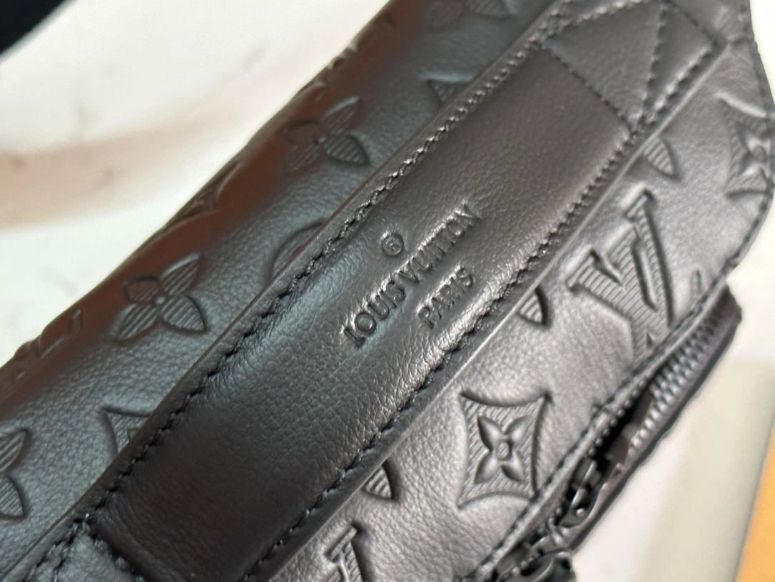 1:1 copy Mens Louis Vuitton Waist Chest Packs