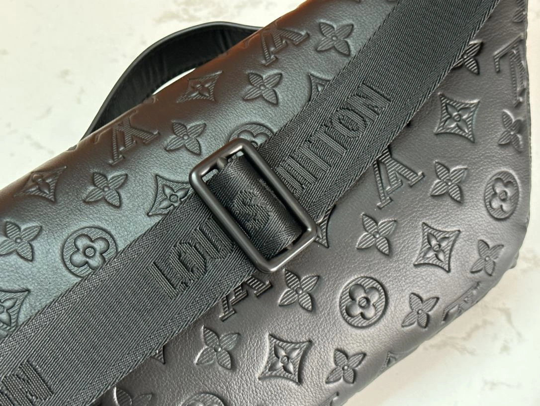 1:1 copy Mens Louis Vuitton Waist Chest Packs