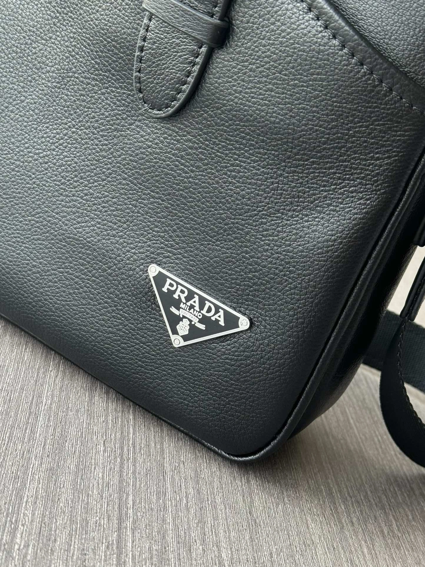 Accurate model Mens Prada Satchel Bags