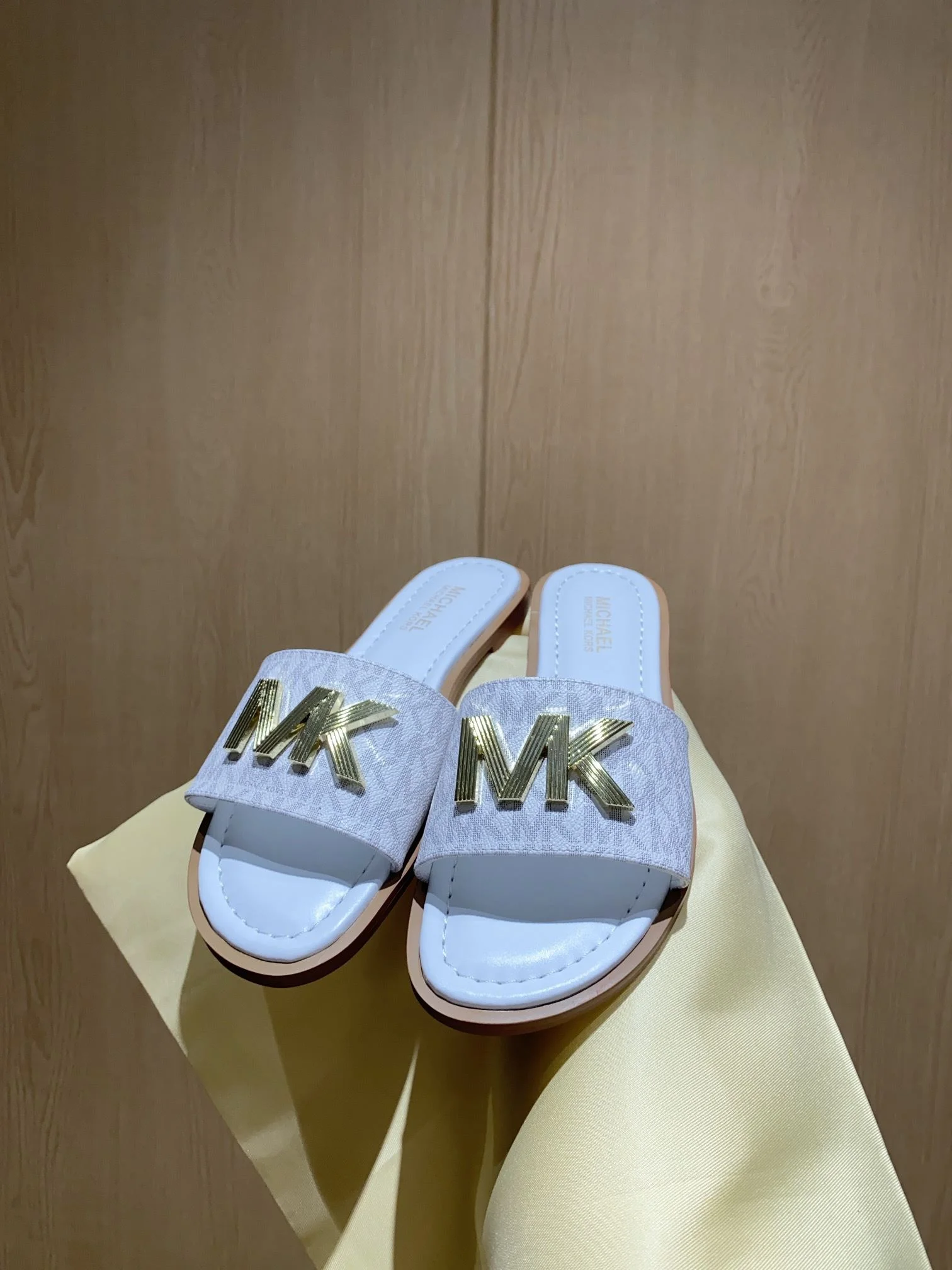Accurate model Michael Kors Sandals