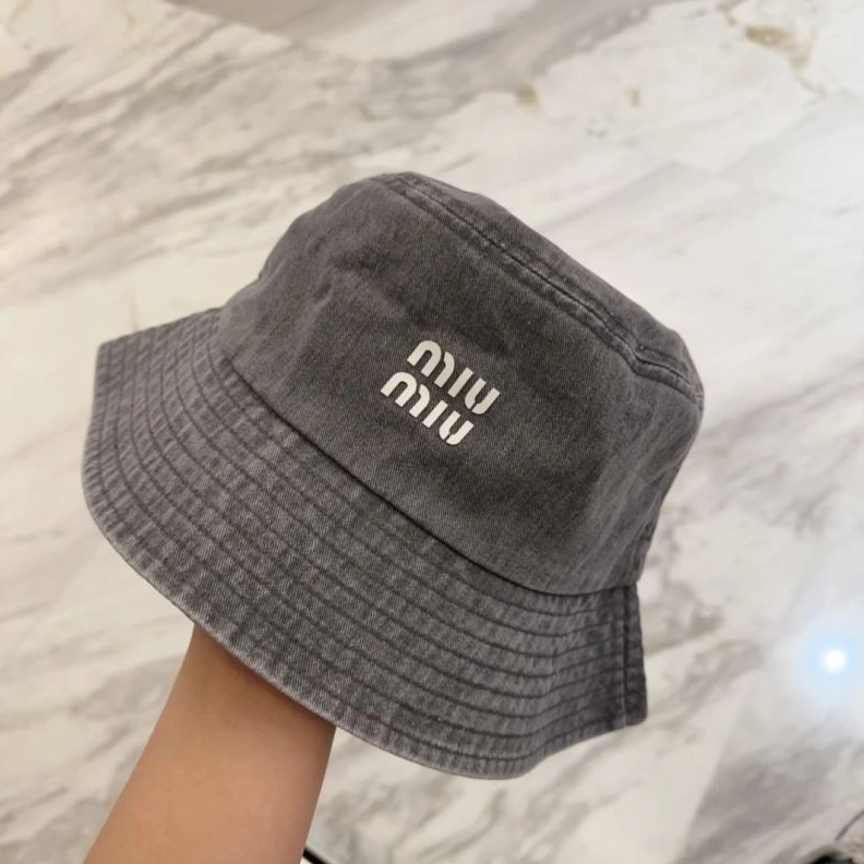 Top mirror Miu Miu Caps
