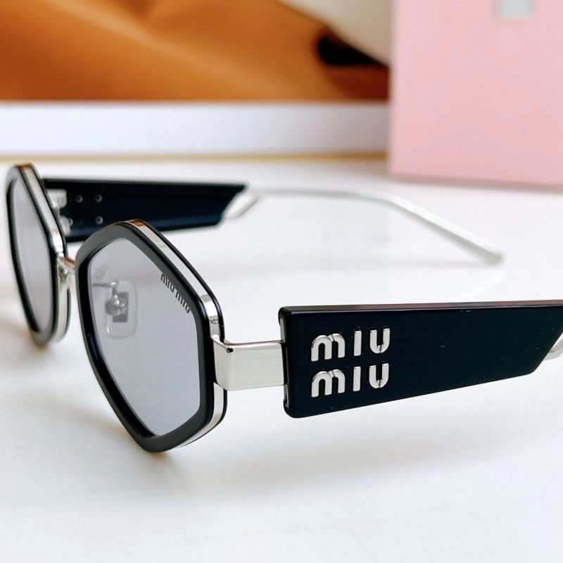 Accurate model Miu Miu Sunglasses