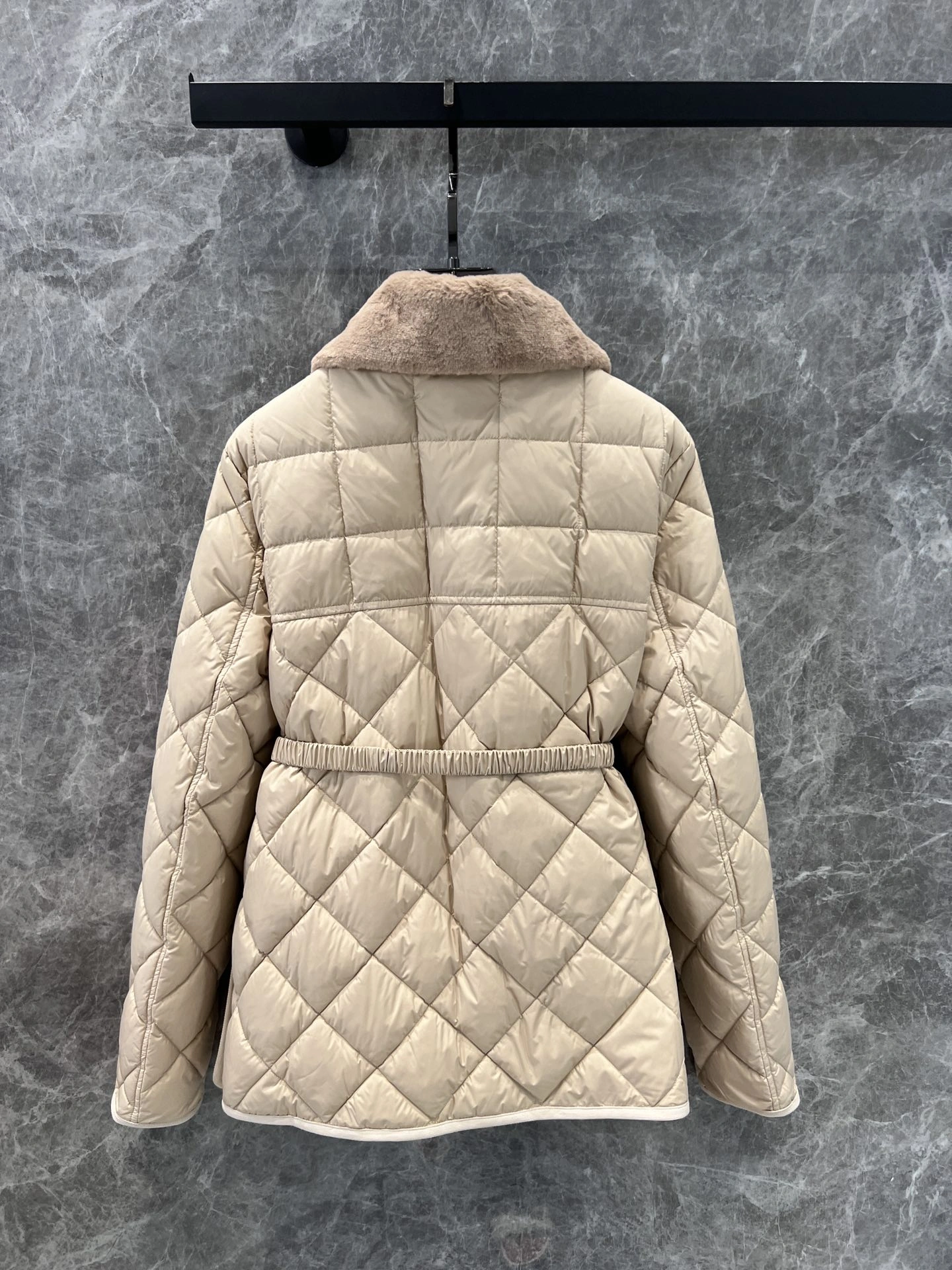 Low-cost Moncler Down Jackets