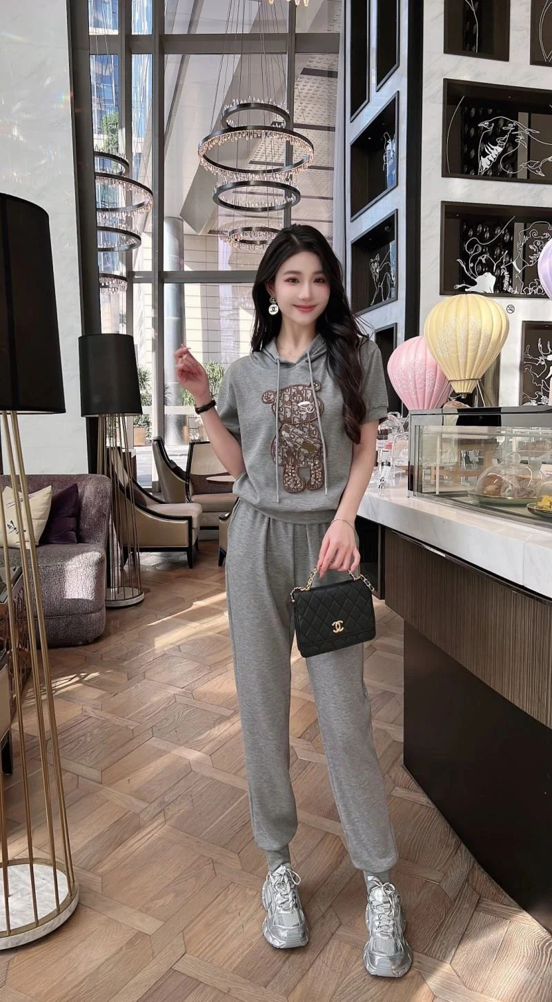 Low-cost Moschino Long Suits