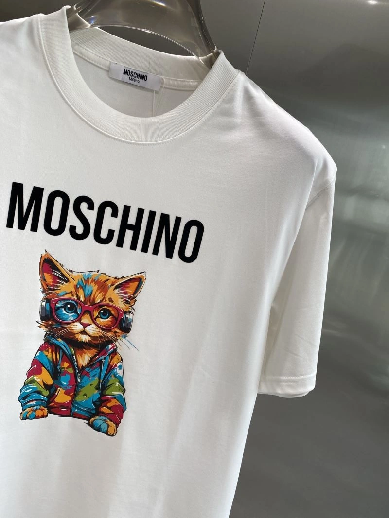 Accurate model Moschino T-Shirts