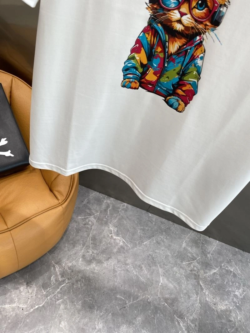 Accurate model Moschino T-Shirts