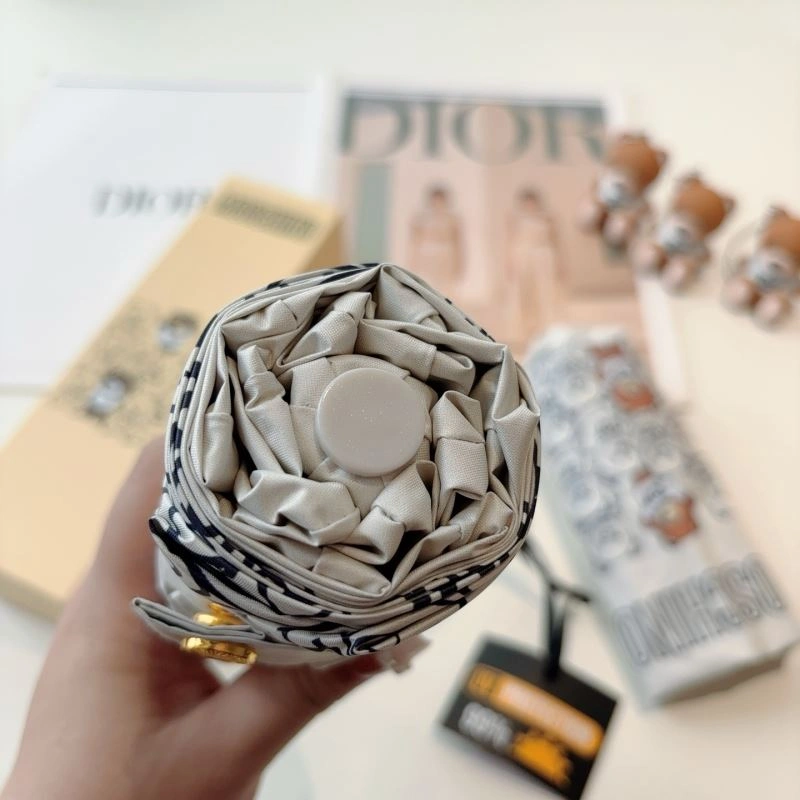 Low-cost Moschino Umbrella
