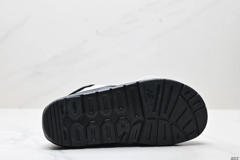 Top match New Balance Sandals