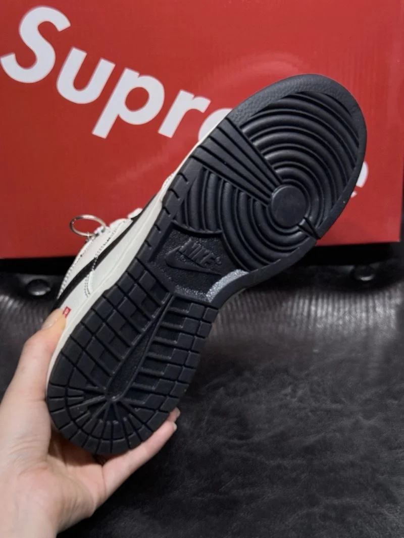 Indistinguishable Nike Dunk Shoes