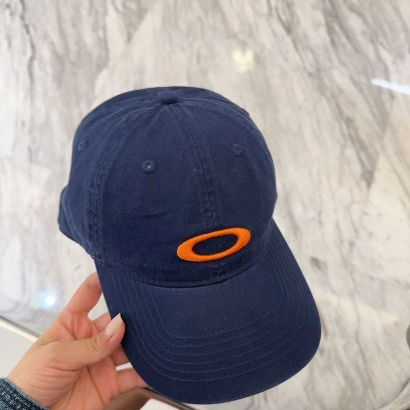 Low-cost Oakley Caps
