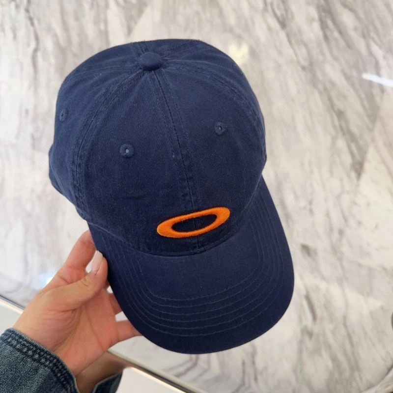Low-cost Oakley Caps