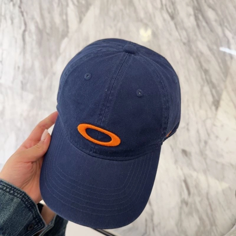 Low-cost Oakley Caps