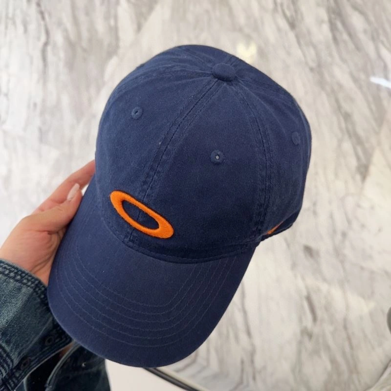 Low-cost Oakley Caps