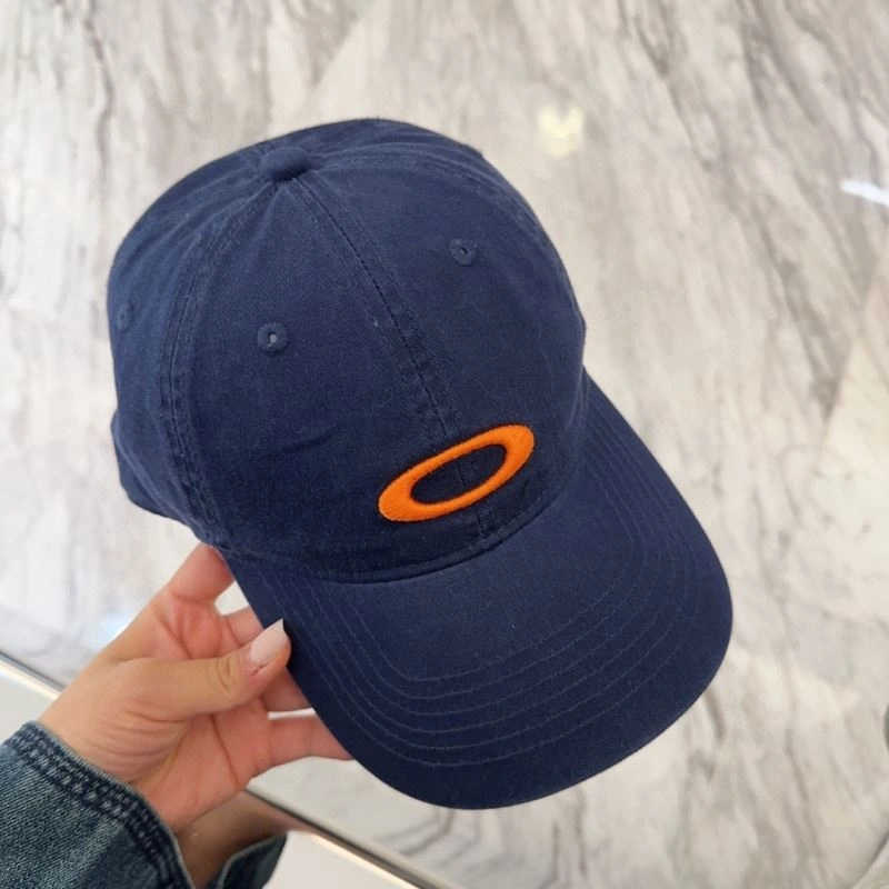 Low-cost Oakley Caps