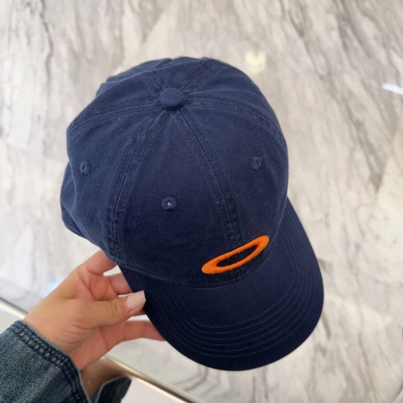 Low-cost Oakley Caps